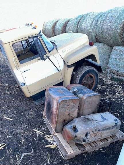 1976 IH Loadstar 1800 Truck Cab, with V8 engine, front axle, 5+4 Trans ...