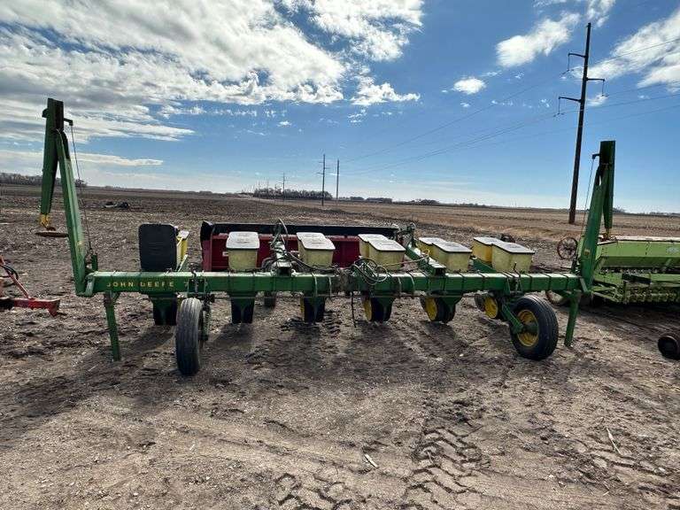 John Deere model 7100 Planter, 6 Row 30", Finger Pickup and Bean Units ...