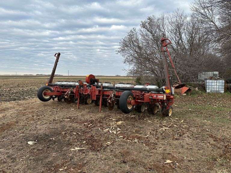 White Model 5700 Planter, 12 Row 22”, 3pt Hookup, Row Cleaners, Markers ...