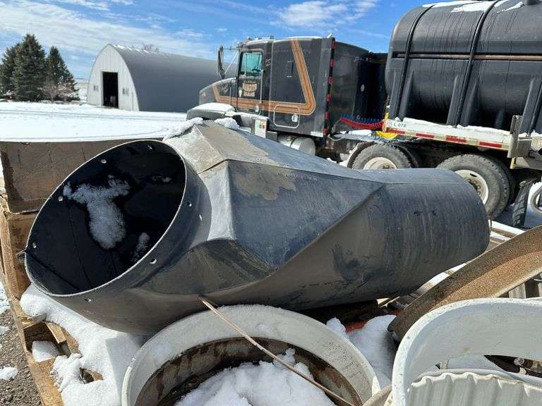 Unload Auger Spout off a 780 Combine - Fragodt Auction and Real Estate LLC