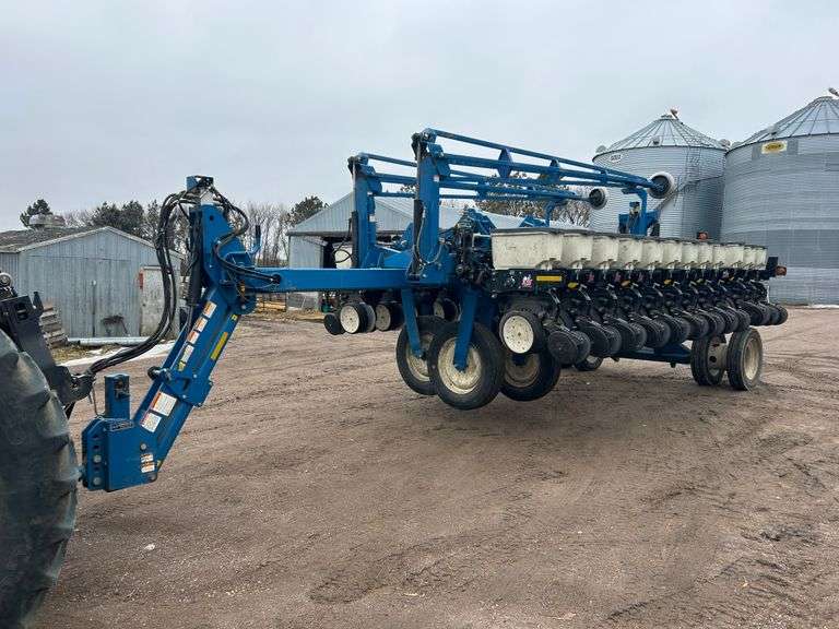 Kinze 3700 24 row 20” Front Fold Planter, Finger Pickup Corn Units and ...