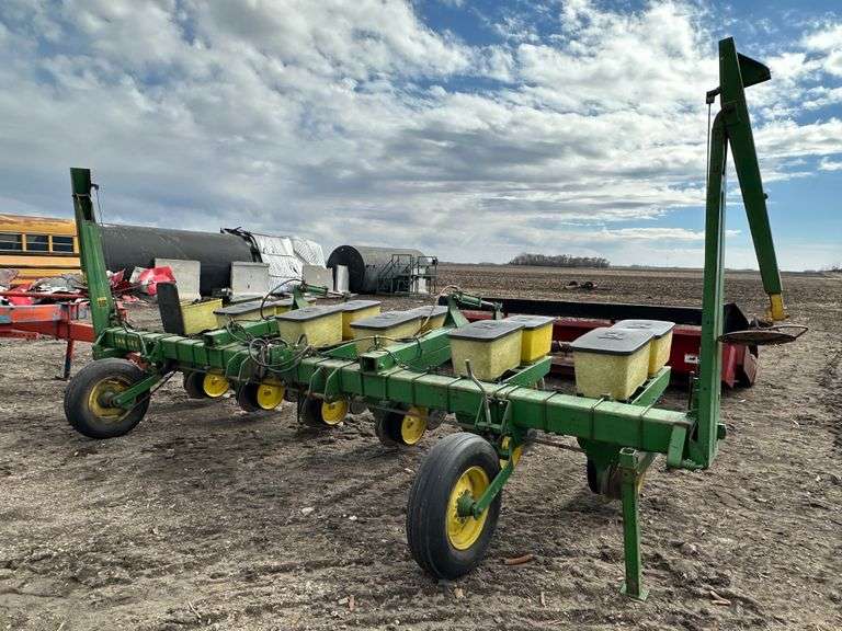 John Deere model 7100 Planter, 6 Row 30", Finger Pickup and Bean Units ...