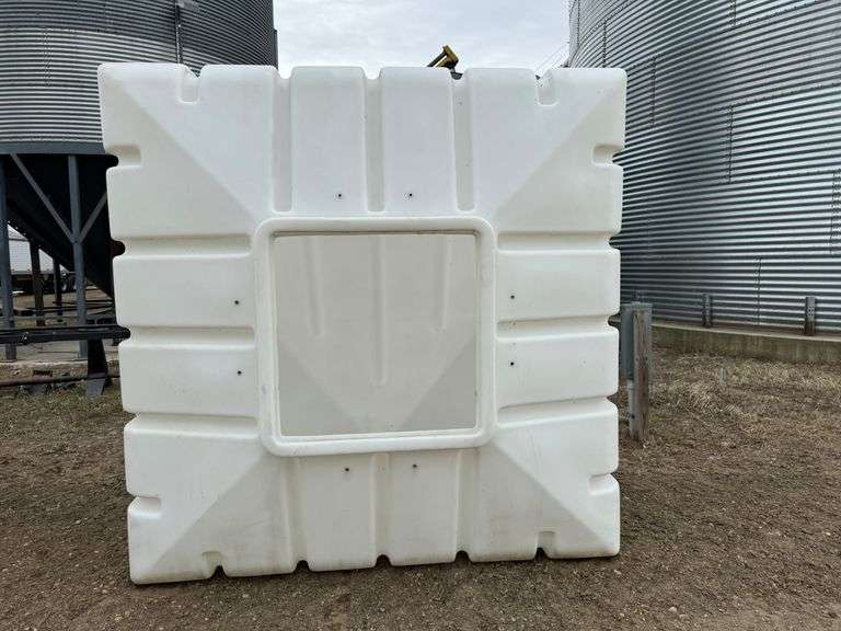 (2) Poly Bulk Seed Tanks, Buying Both For One Money - Fragodt Auction ...