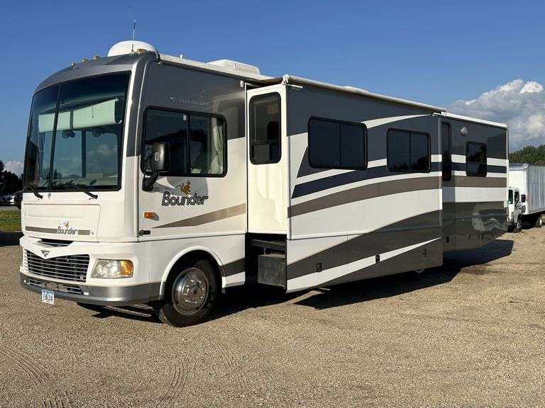 2006 Fleetwood Bounder 36’ Motorhome, 8.1L Chevy Gas Engine, Auto Trans ...