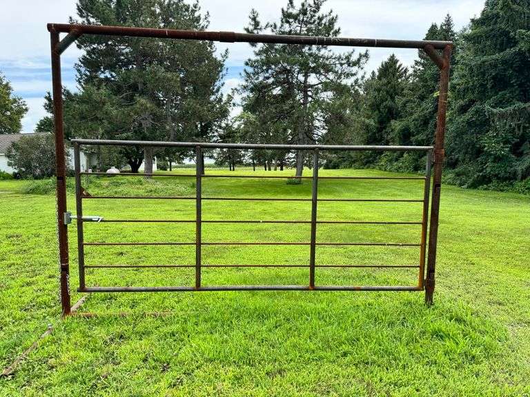 (1) 12’ Free-Standing Panel Drive-Through Panel - Fragodt Auction and ...