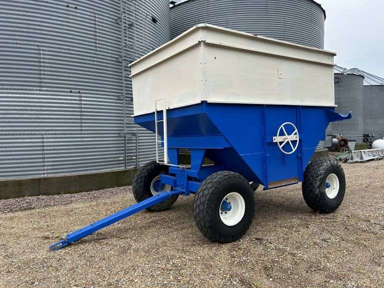 DMI Gravity Box, 13.50-16.1 Tires, recent new paint - Fragodt Auction ...