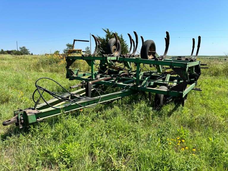 John Deere 1610 Chisel Plow, 25’, All New Points in ’23 with Approx 200 ...