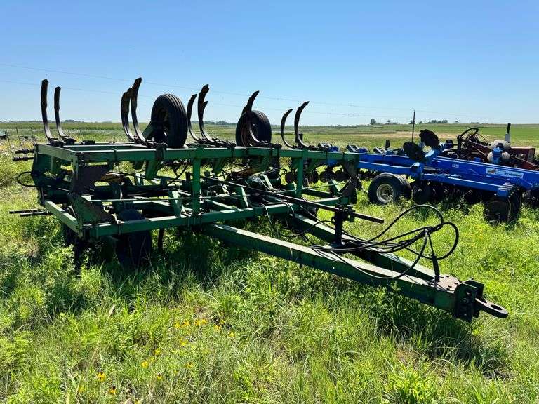 John Deere 1610 Chisel Plow, 25’, All New Points in ’23 with Approx 200 ...