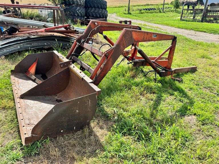 Schwarz Loader with 7’ Bucket, Came off an Allis Chalmers D17 - Fragodt ...