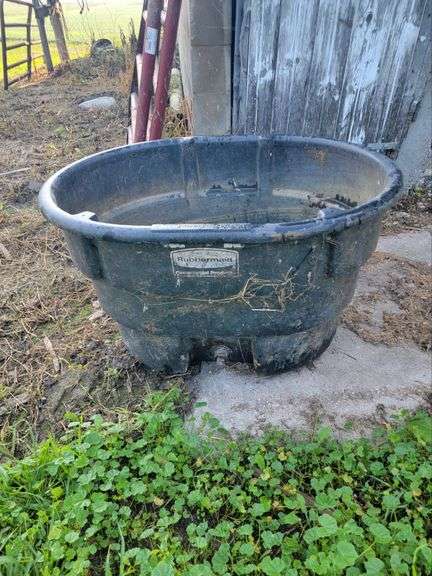 Rubbermaid 45 Gallon Water Tank - Fragodt Auction and Real Estate LLC