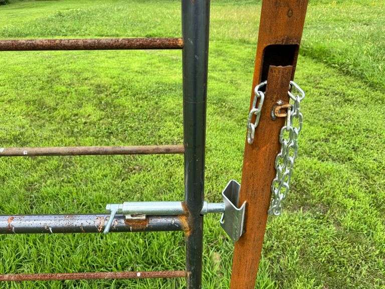 4’ Walk-Through Free-Standing Panel, Chains on 1 Side - Fragodt Auction ...