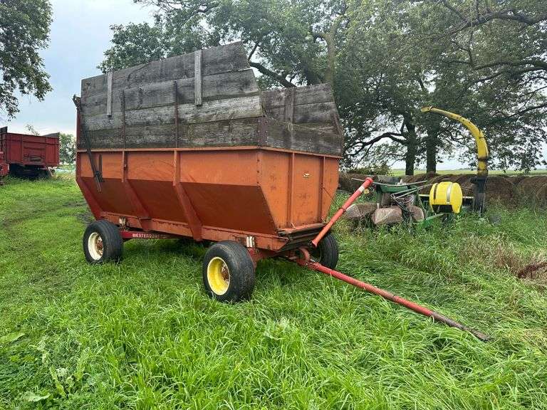 Roarda Silage Box with Chain on Westendorf Trailer, 6 Bolt Rims ...
