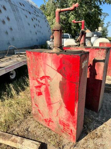 Bulk Oil Tank With Hand Pump - Fragodt Auction and Real Estate LLC