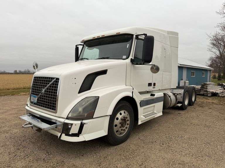 2005 Volvo Sleeper Semi, Cummins iSX Engine, 13 Speed Eaton ...
