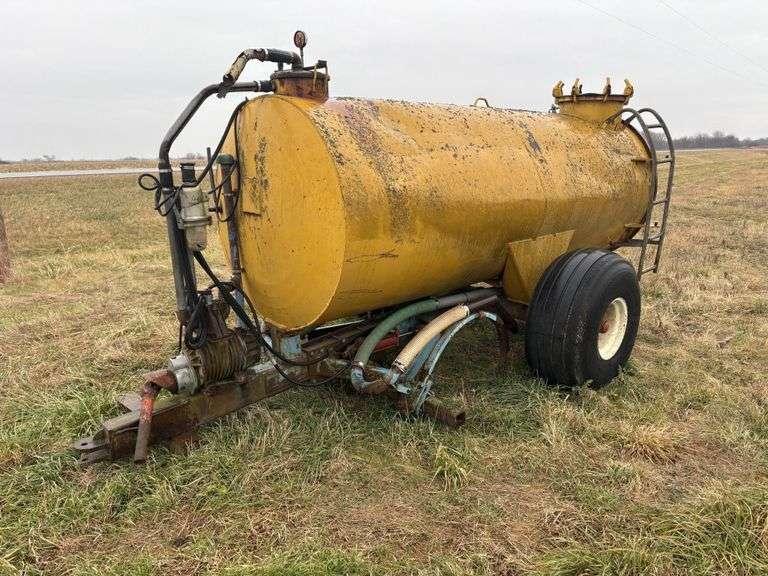 Liquid Manure Vacuum Tank, 19L-16.1 Tires, 540 , (1/2 PTO missing), (2 ...