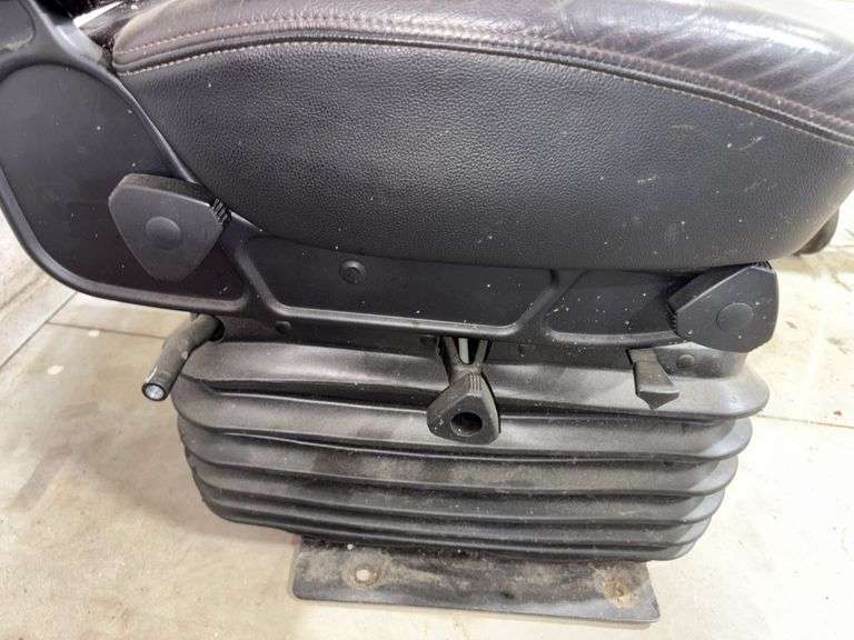 National 2000 Air Ride Seat with BackCycler - Fragodt Auction and Real Estate LLC