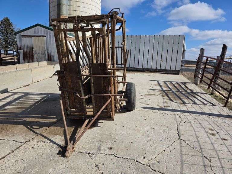 Portable Squeeze Chute, Automatic Catch, Side Discharge, Wood Sides and ...