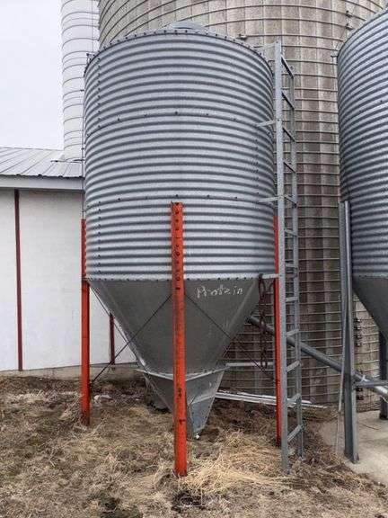 Pax 6 Ton Bulk Feed Tank, 4 legs, with 4” x17’ Auger with Elec Motor ...