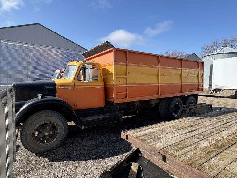 1959 IH 190 Tandem Truck, 549 Gas, 8 Speed Roadranger, Air Brakes, mud ...
