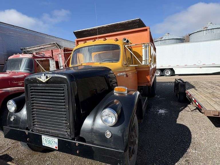1959 IH 190 Tandem Truck, 549 Gas, 8 Speed Roadranger, Air Brakes, mud ...