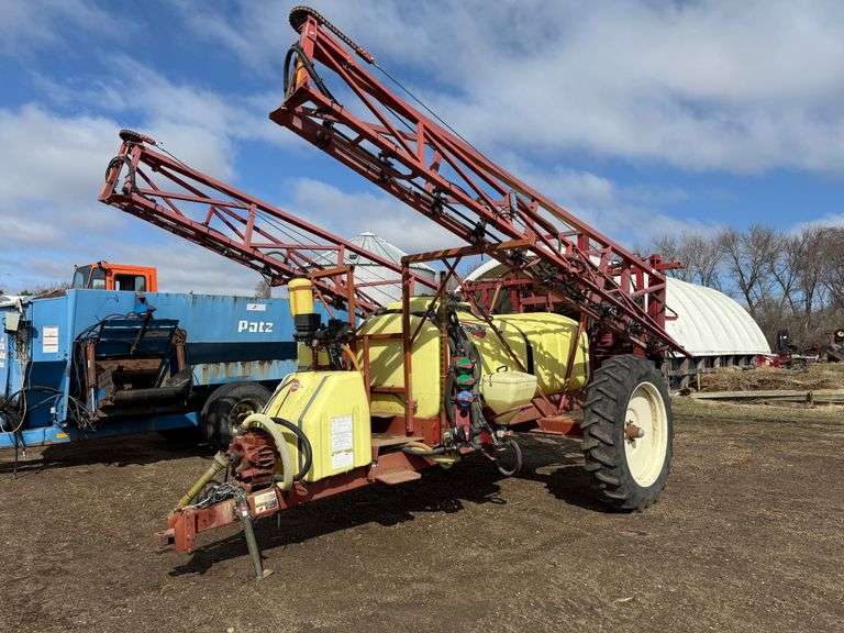 Hardi Navigator Pull Type Sprayer, 1000 gallon tank, Rinse Tank ...