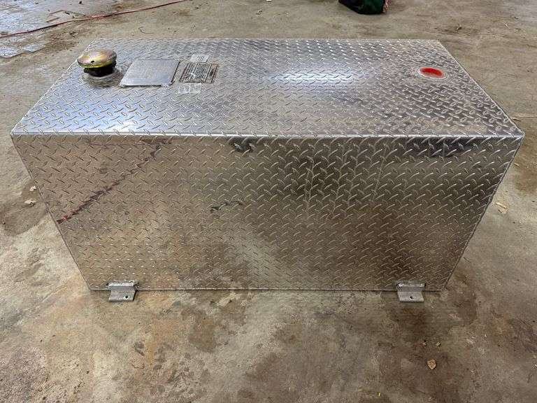 100 Gallon Diamond Plate Fuel Tank - Fragodt Auction and Real Estate LLC