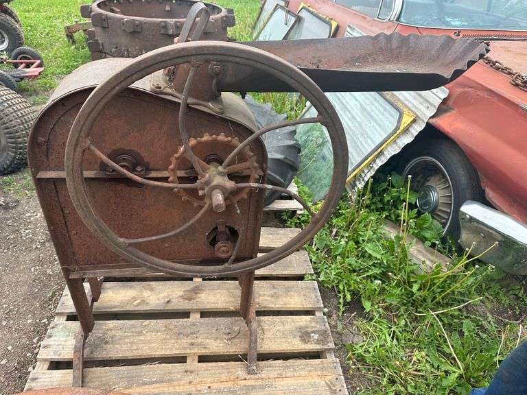 Antique Corn Sheller - Fragodt Auction and Real Estate LLC