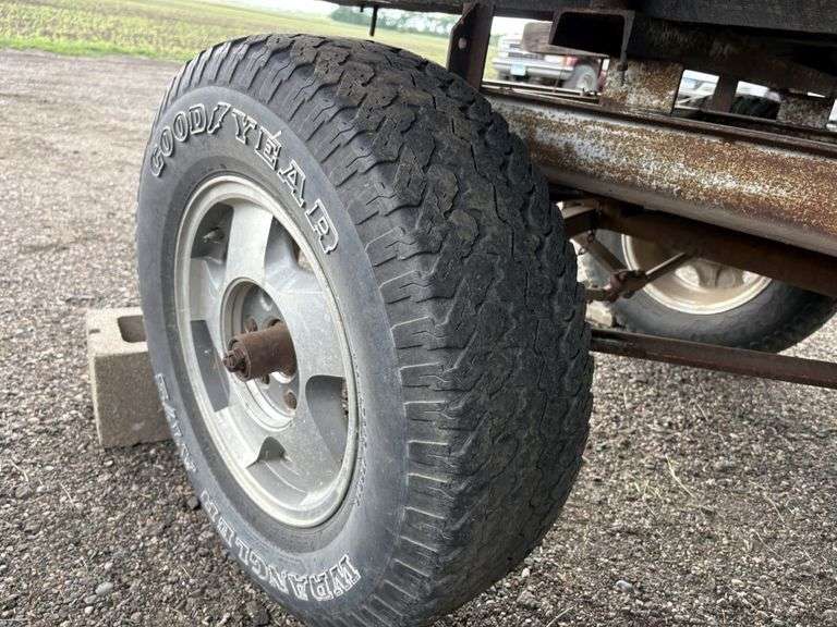 Flat Rack on 4 Wheel Gear, Wood Deck, 94”x161”, hoist - Fragodt Auction ...