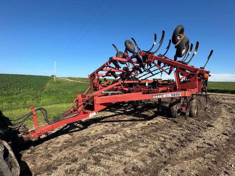 Case IH 5850 Chisel Plow, 3 Bar Harrow, Fold up Wings, 29’ Wide ...