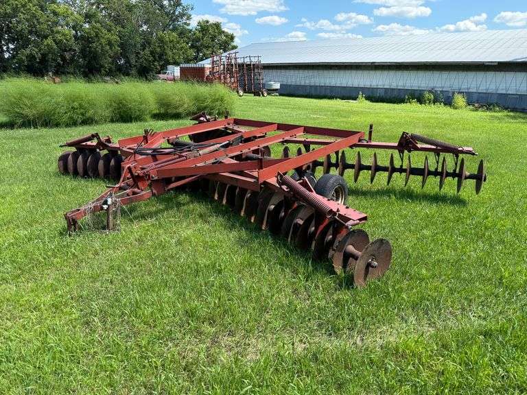 IH 470 Tandem Disk, 18’ - Fragodt Auction and Real Estate LLC