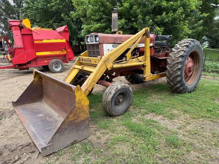 International 666 Gas Tractor with Miller Loader, 7’ Bucket, Shows ...
