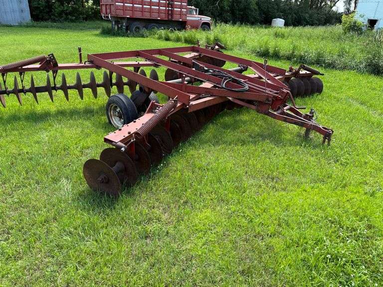 IH 470 Tandem Disk, 18’ - Fragodt Auction and Real Estate LLC
