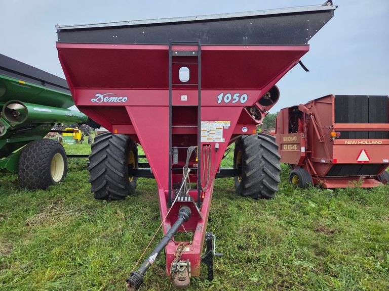 Demco 1050 Grain Cart, Tarp, Large 1000 TPO, 900/60R32 Tires. This Item ...