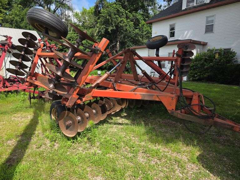 IH 490 Disk, 20’, Hydraulic Fold Wings, 9.5-14 Tires, Disk Scrapers, SN ...