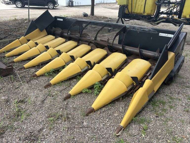 Clarke Machine 8R22” Cornhead, IH Plate, Hex Powershafts, Poly Snouts ...