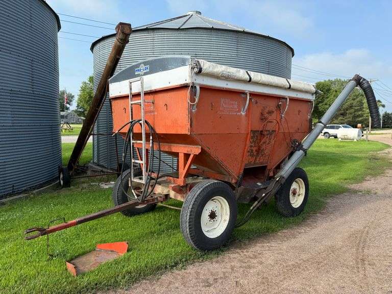 Killbros 350 Gravity Box with Hydraulic Auger, Tarp, 8.25-20 Tires ...