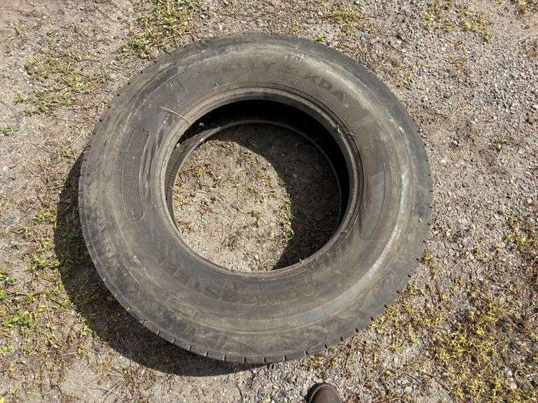(1) Kelly KDA 11R22.5 Tire - Fragodt Auction and Real Estate LLC