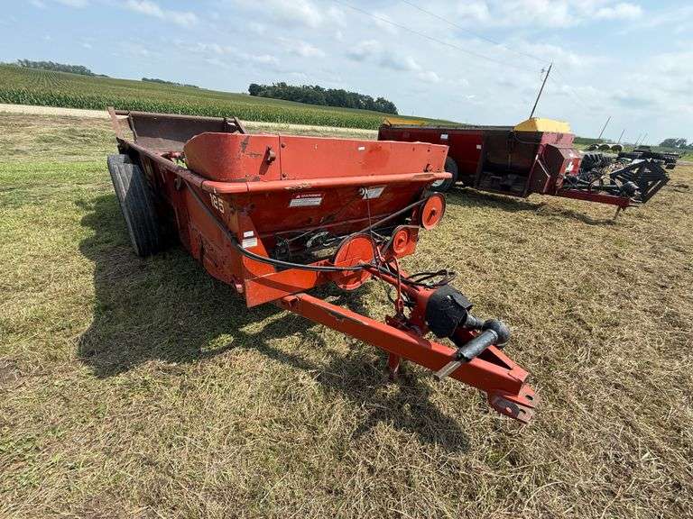 New Holland Model 185 Manure Spreader, Poly Floor, 11R22.5 Rubber, Slop ...