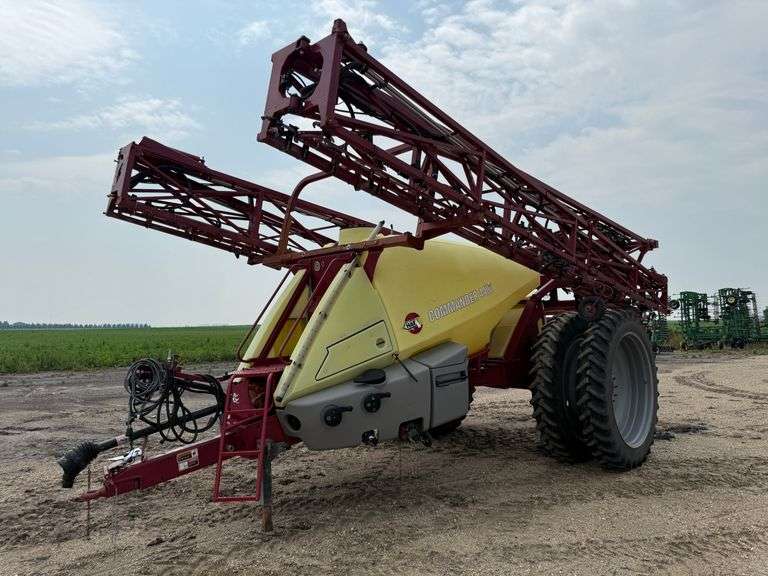 Hadri Commander 4400 Pull Type Sprayer, 132’ Booms, Auto Height Control ...