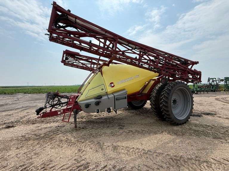Hadri Commander 4400 Pull Type Sprayer, 132’ Booms, Auto Height Control ...