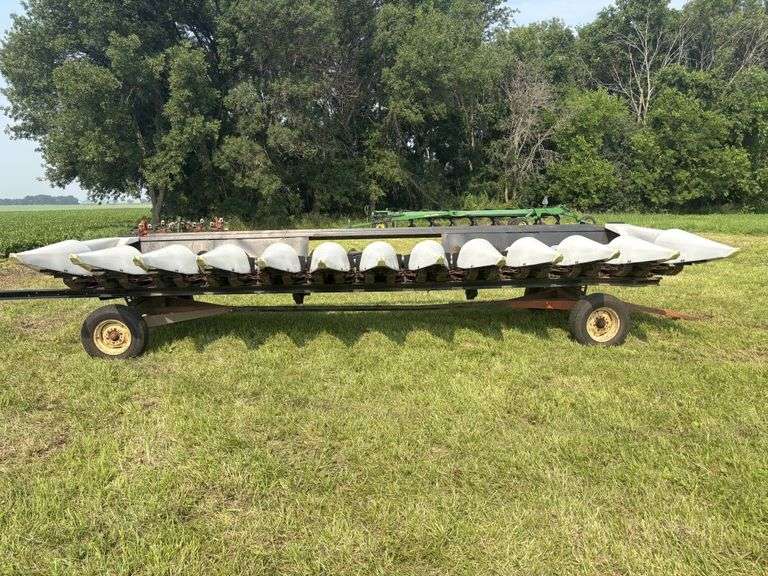 John Deere 40 Series 12R22” Cornhead, with GVL Poly Snouts, Powershafts ...