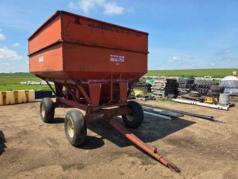 Unverferth Gravity Box on EZ-Trail Running Gear, Box SN: 13151 ...