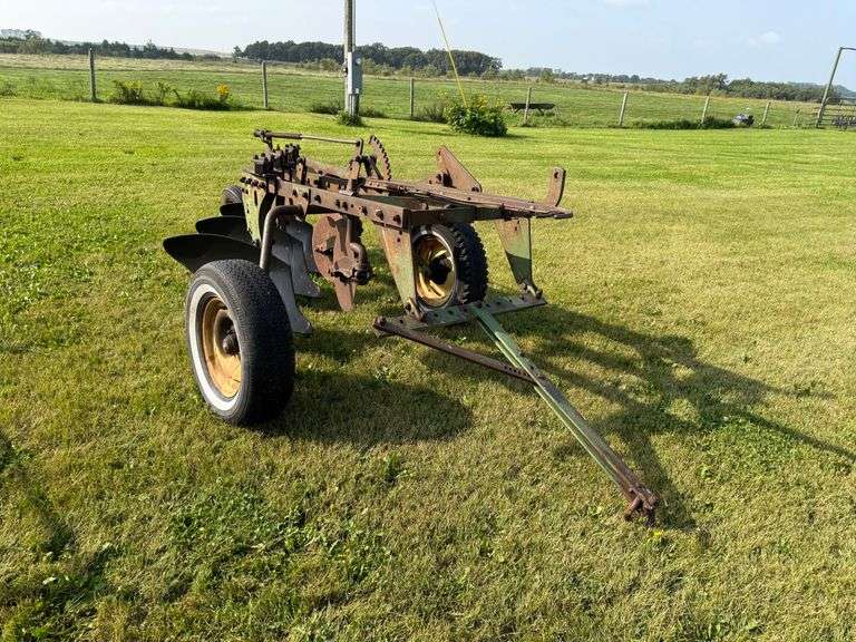 John Deere 3/16’s Pull Type Plow, Model 555H, New Landslides and lays ...