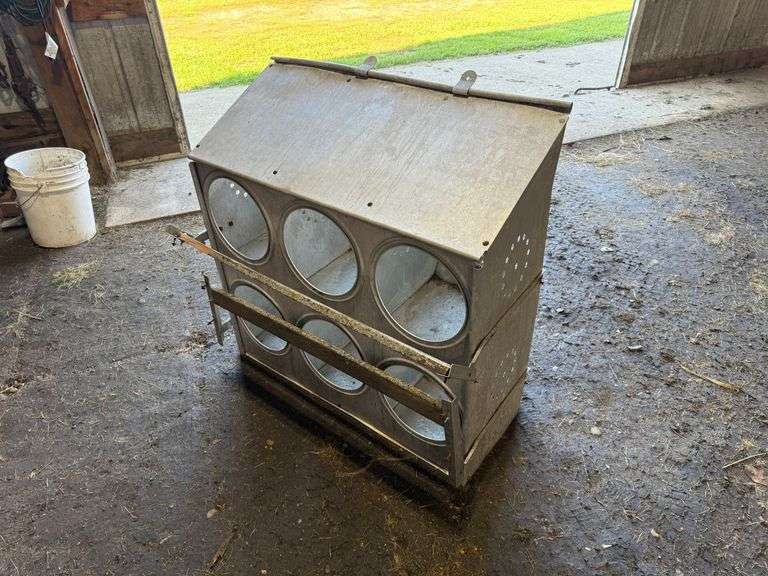 6 Compartment Egg Laying Nest - Fragodt Auction and Real Estate LLC