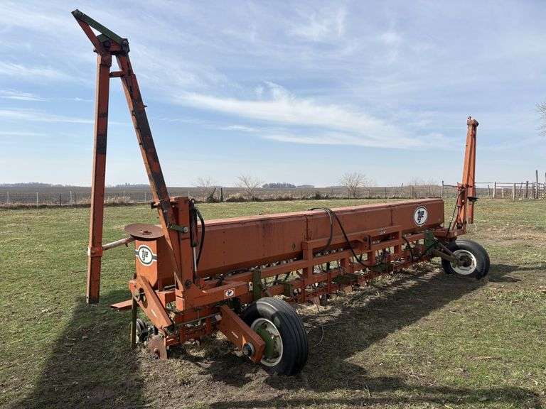 TYE Drill, 20’, Mounted, Markers, (14) Row, set up for 15” rows with ...