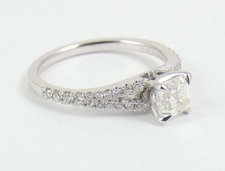 VALUABLE PLATINUM DIAMOND RING - Gardner Galleries
