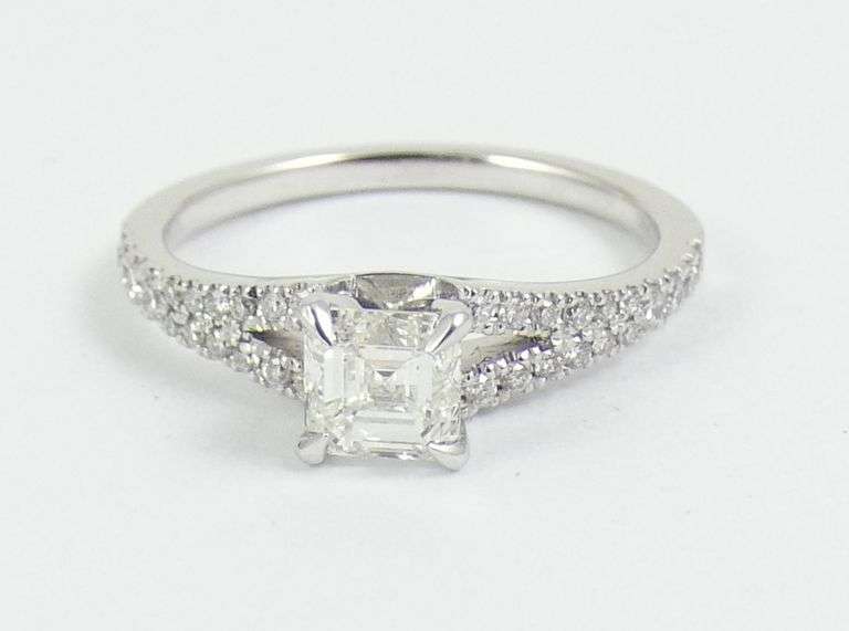VALUABLE PLATINUM DIAMOND RING - Gardner Galleries