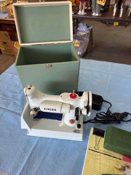 Singer 221k 1964 featherweight - Gary Realty & Auction