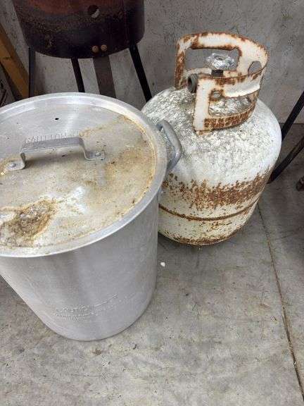 Cooker with propane tank - Gary Realty & Auction