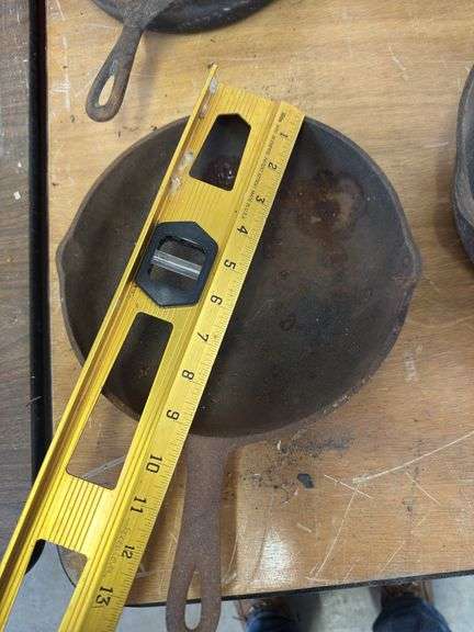 (4) cast iron skillets - Gary Realty & Auction
